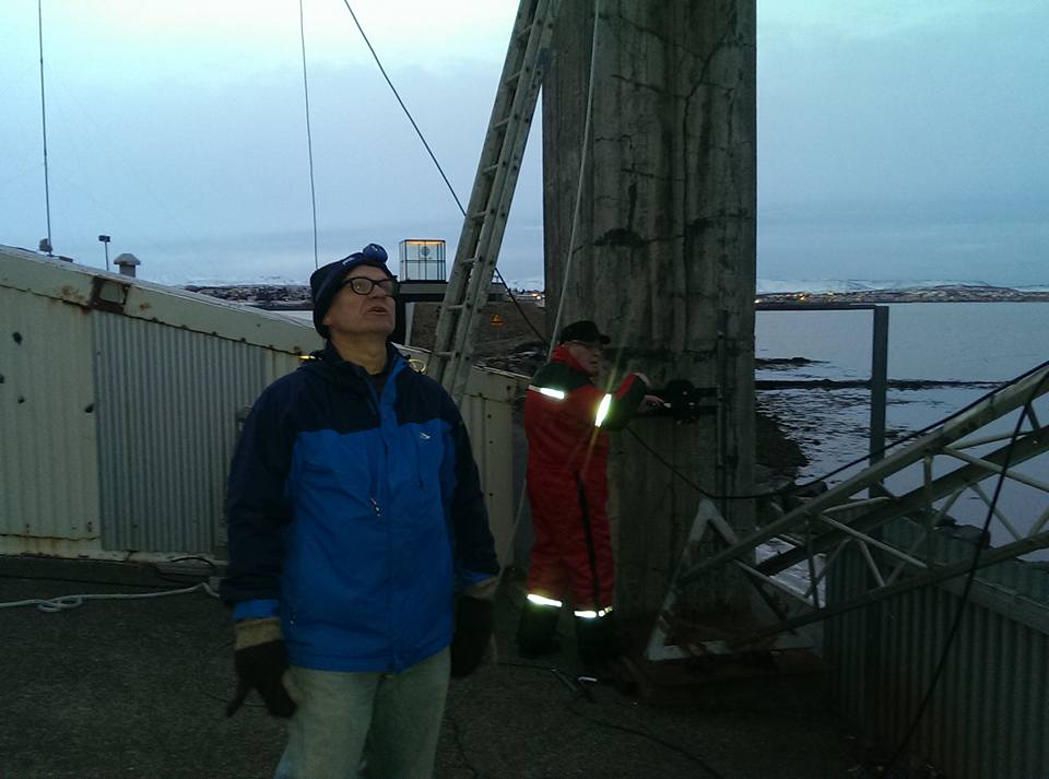 Gert við loftnet í Skeljanesi i gær – Íslenskir Radíóamatörar